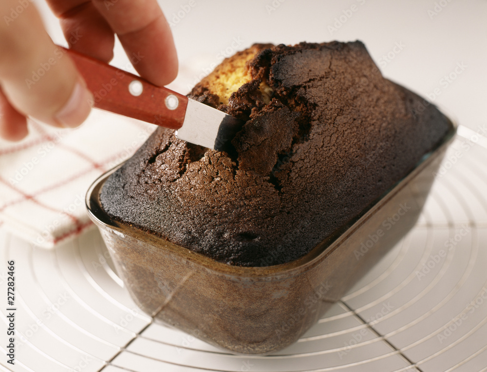 Sortir le gâteau du four et vérifier la cuisson Stock Photo | Adobe Stock