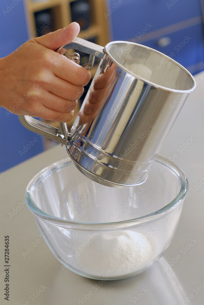 Tamiser la farine Photos | Adobe Stock