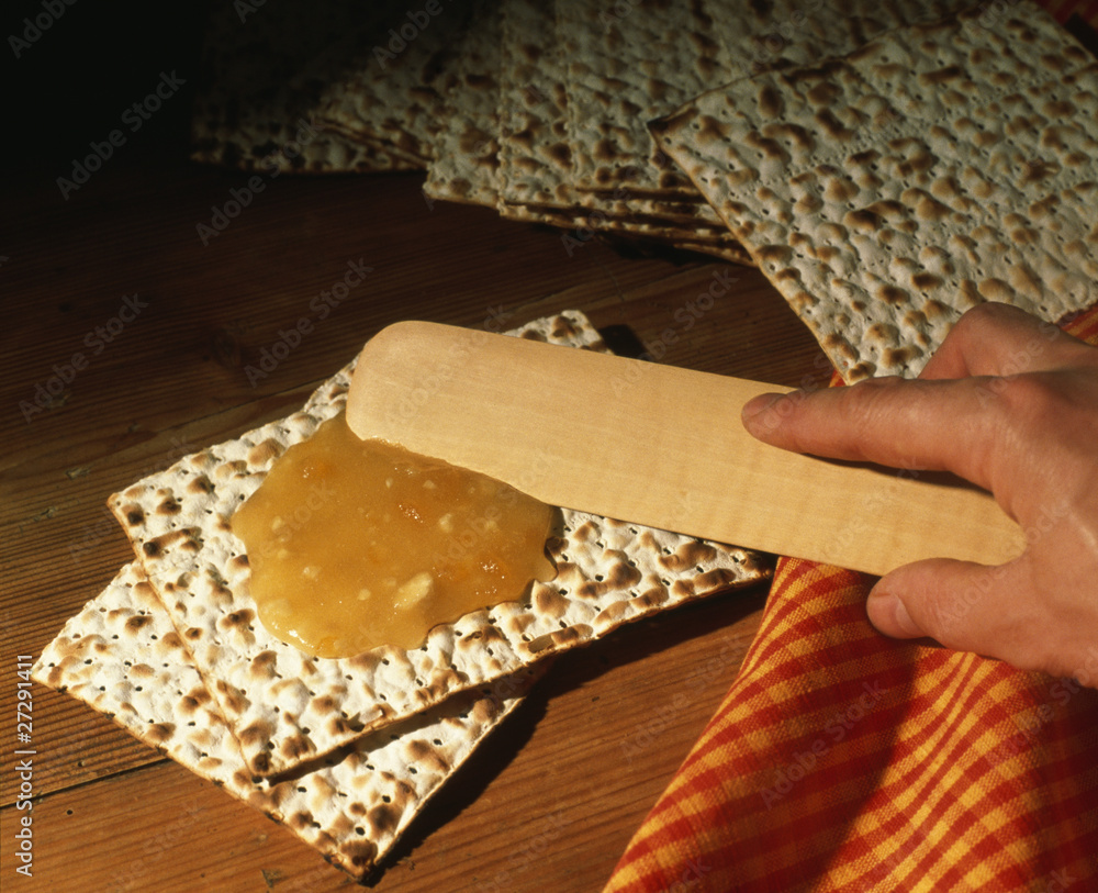 Recouvrir une feuille de pain azyme de la préparation Stock Photo ...