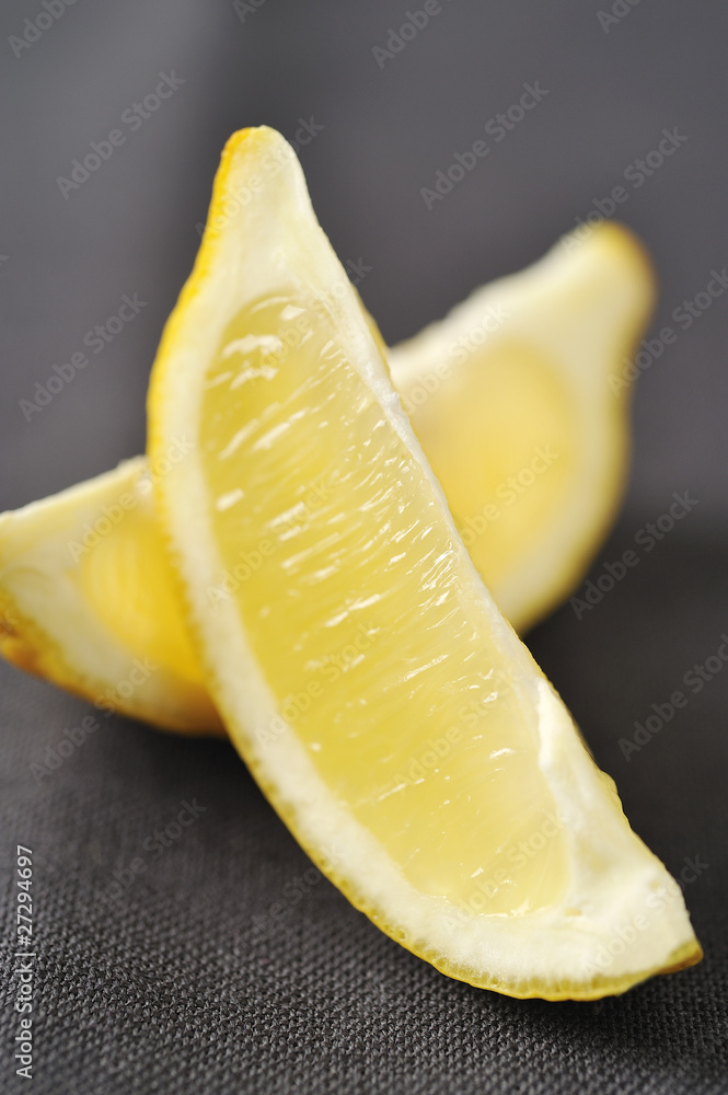 Quartiers de citron Stock Photo | Adobe Stock