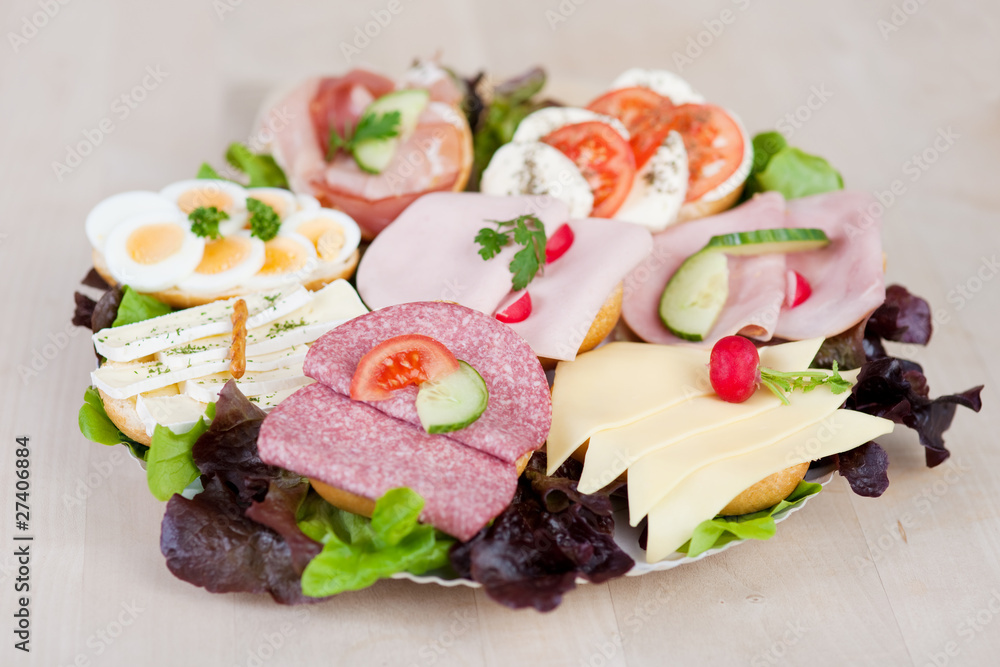 ein teller mit leckeren belegten brötchen Stock-Foto | Adobe Stock