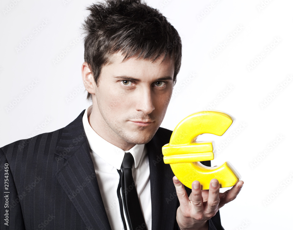 jeune homme montrant symbole d'euro dans sa main Stock Photo | Adobe Stock