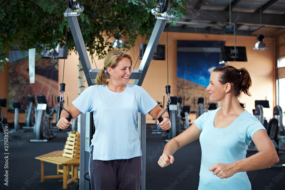 Fitnesstrainerin gibt Anweisungen Stock Photo | Adobe Stock