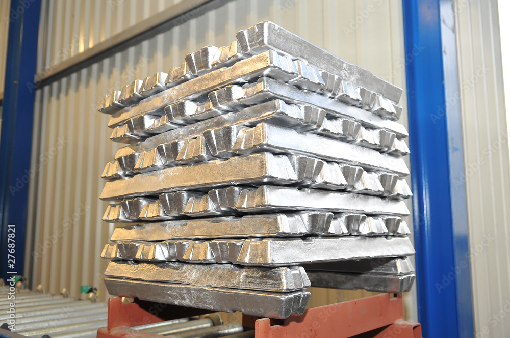 Aluminium zu Masseln und Blöcken gestapelt Stock-Foto | Adobe Stock