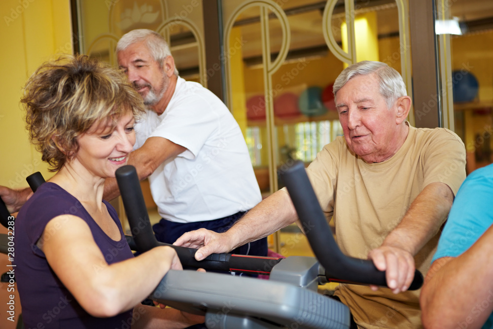 Fitnesstrainerin leitet Spinning-Kurs Stock Photo | Adobe Stock