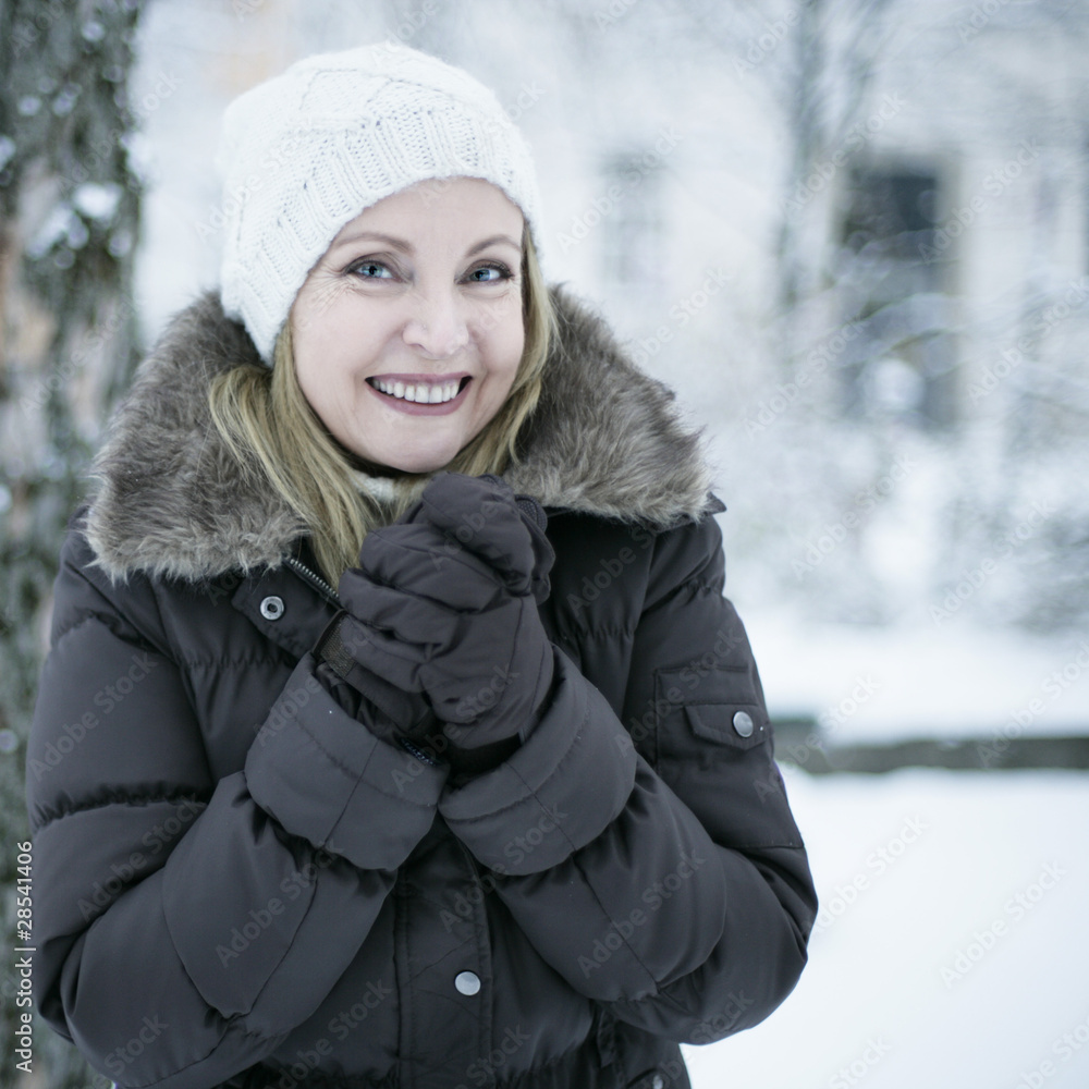 Frau im Winter Stock 写真 | Adobe Stock