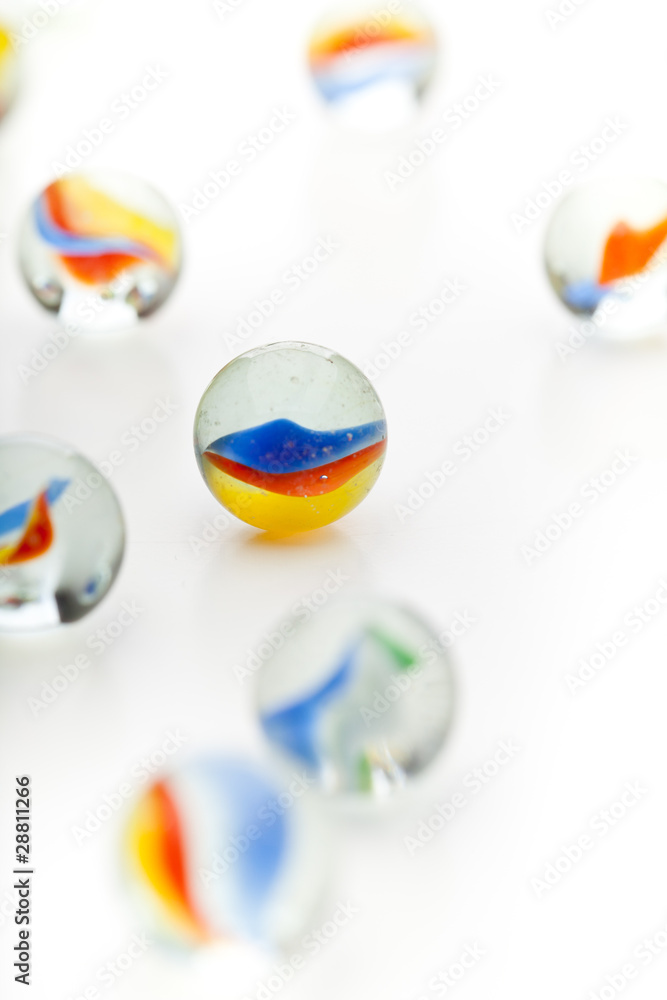 Viele Murmeln - nur eine Murmel im Focus Stock-Foto | Adobe Stock