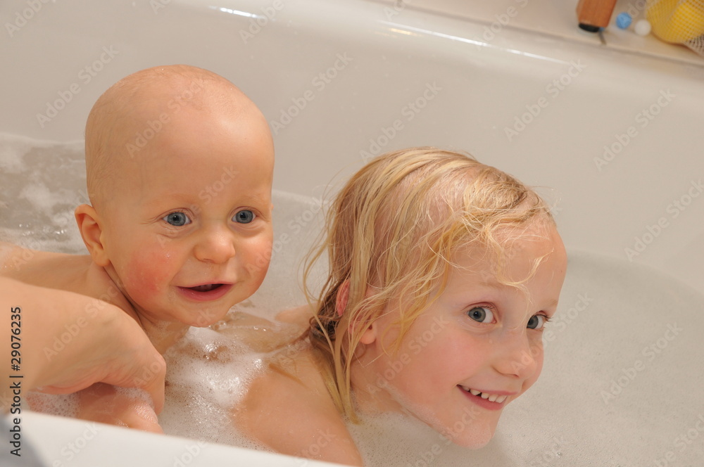 Baby und kleines Mädchen baden in der Badewanne 16 Stock Photo | Adobe ...