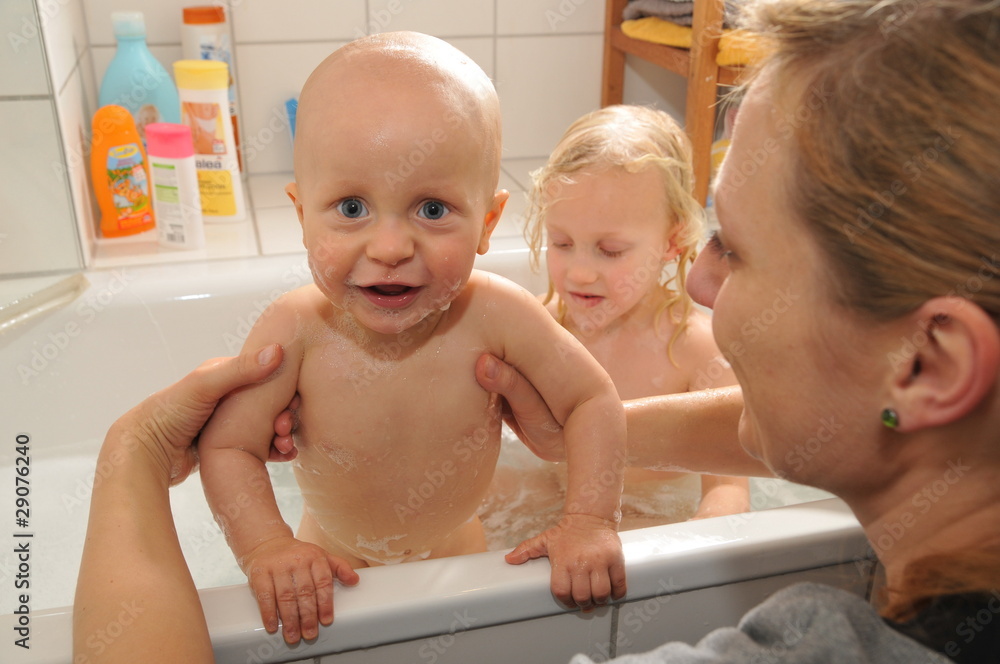 Baby und kleines Mädchen baden in der Badewanne 11 Stock Photo | Adobe ...