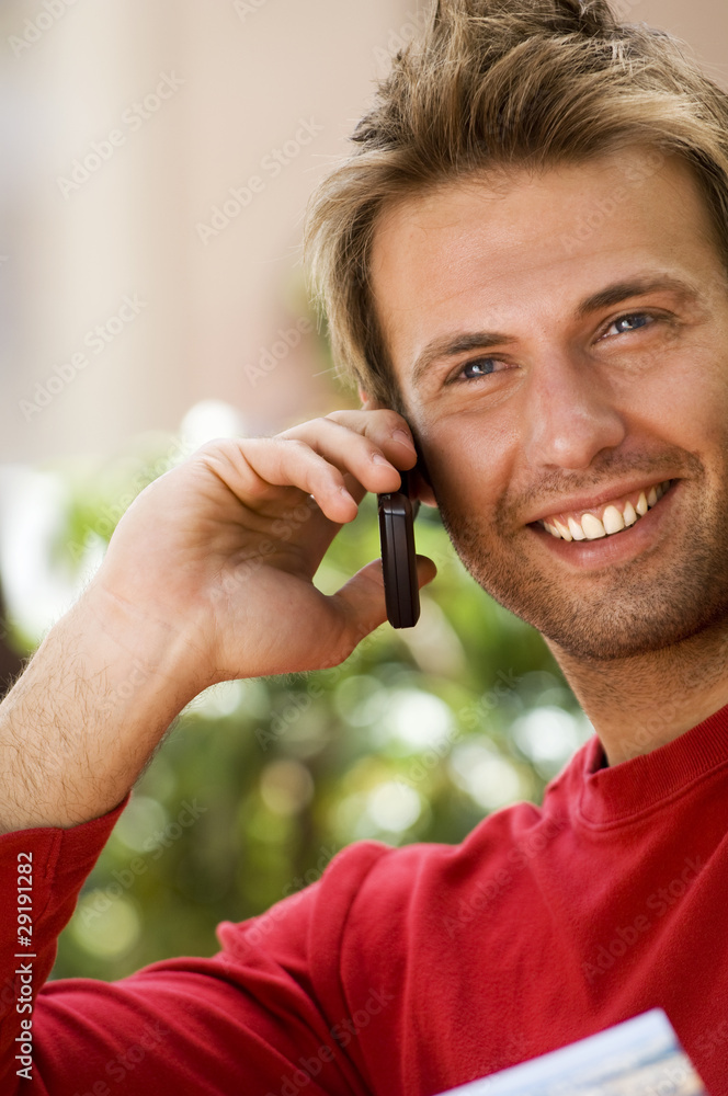 Foto Stock ragazzo al telefono | Adobe Stock