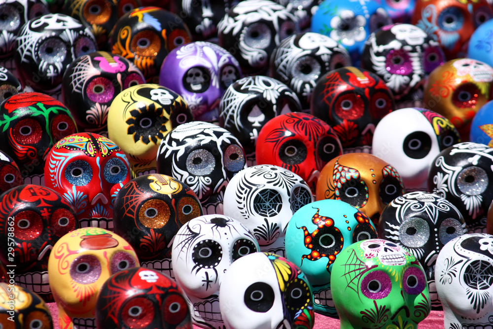 Foto Stock Teschi messicani colorati per la festa dei morti | Adobe Stock
