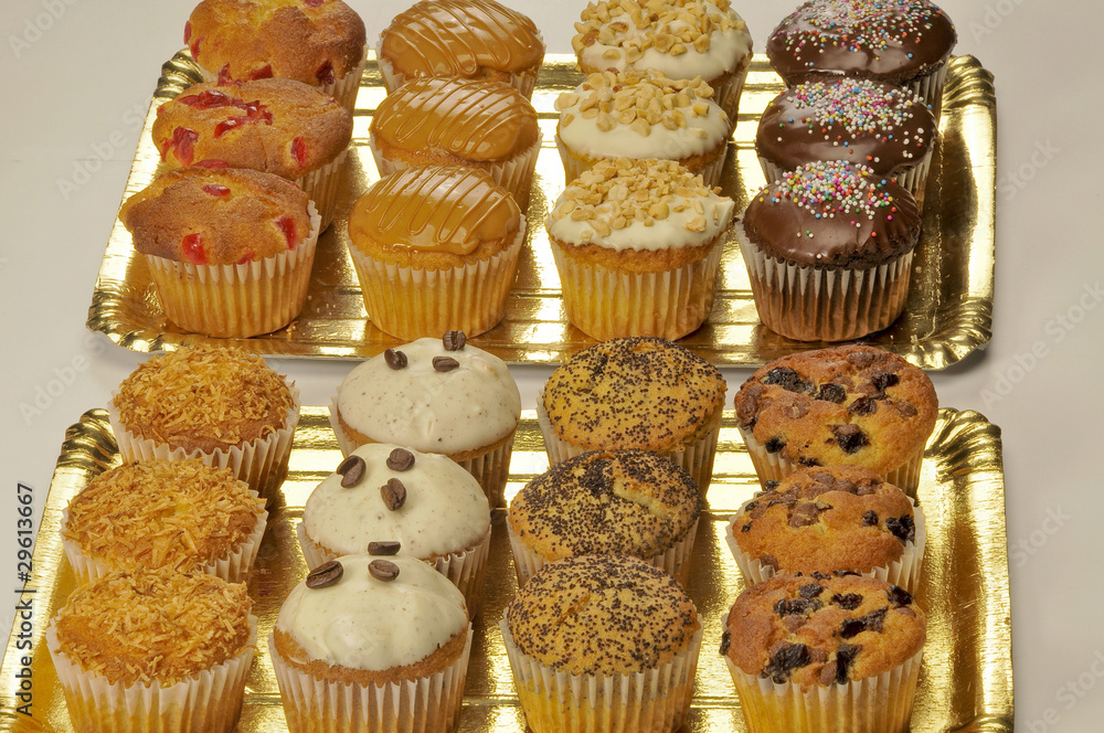 Muffins decorados en bandejas doradas foto de Stock | Adobe Stock
