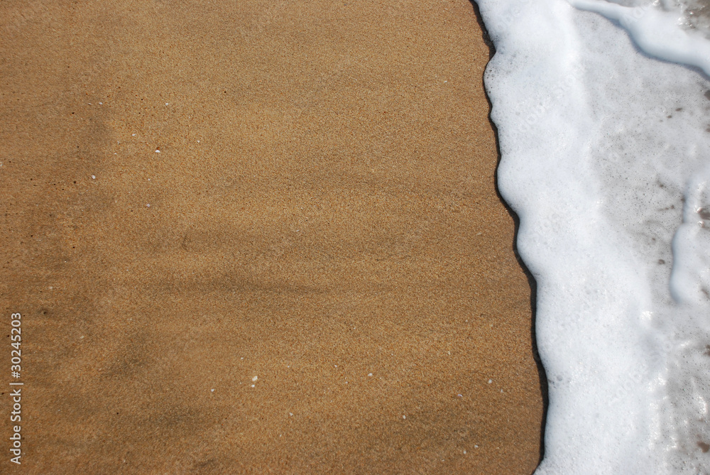 Strandszene mit Meer und Gischt Stock Photo | Adobe Stock