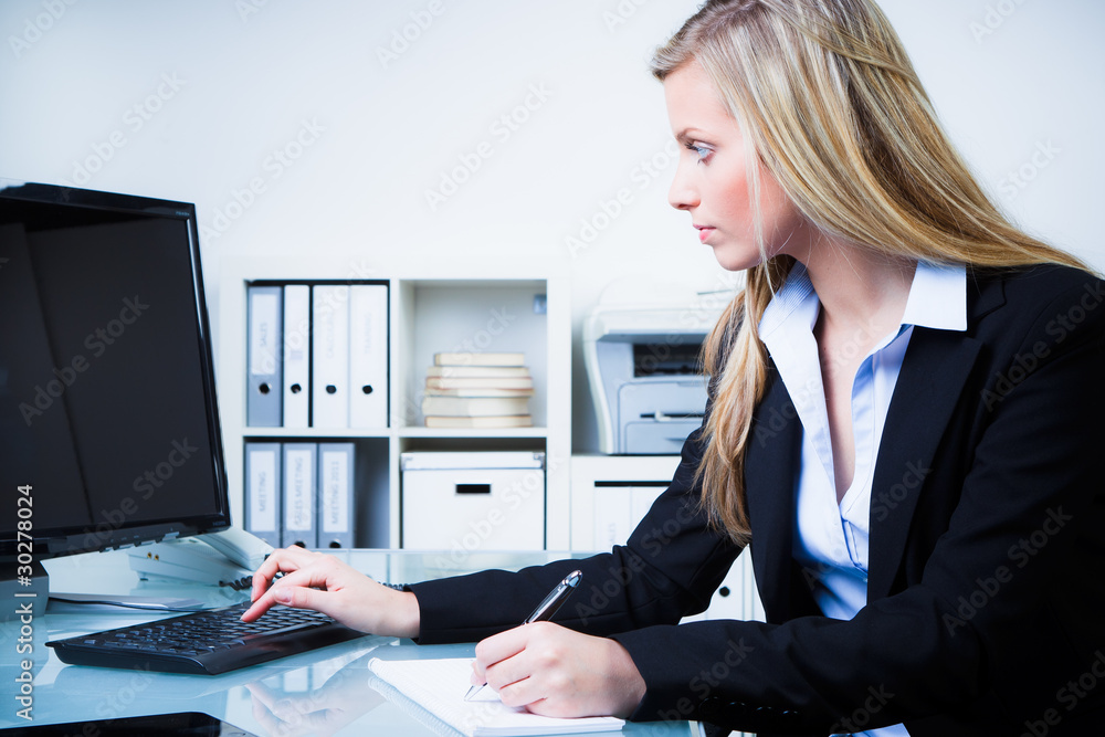 konzentrierte frau bei der arbeit am computer Stock-Foto | Adobe Stock