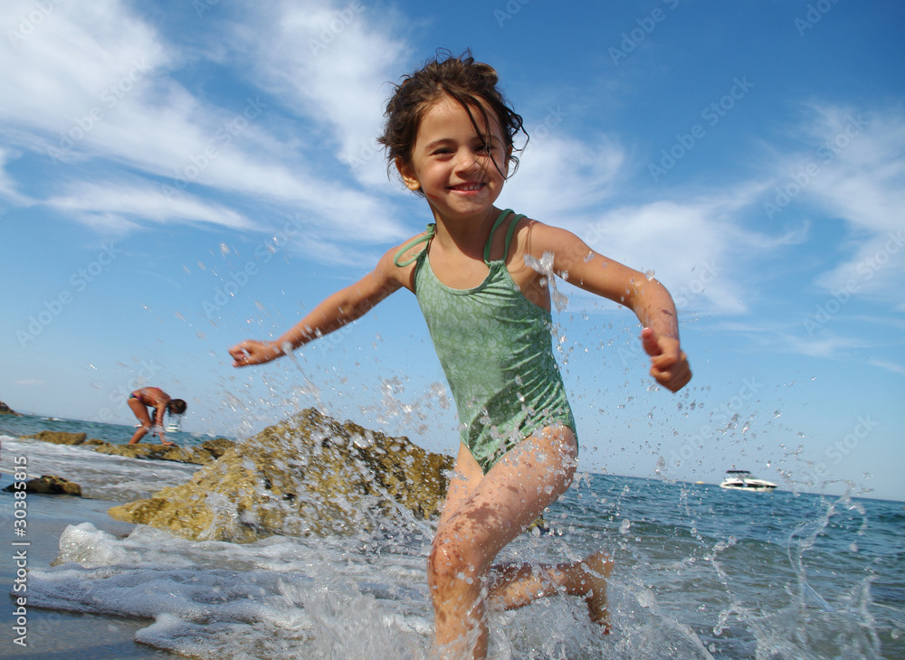 petite fille à la plage Photos | Adobe Stock