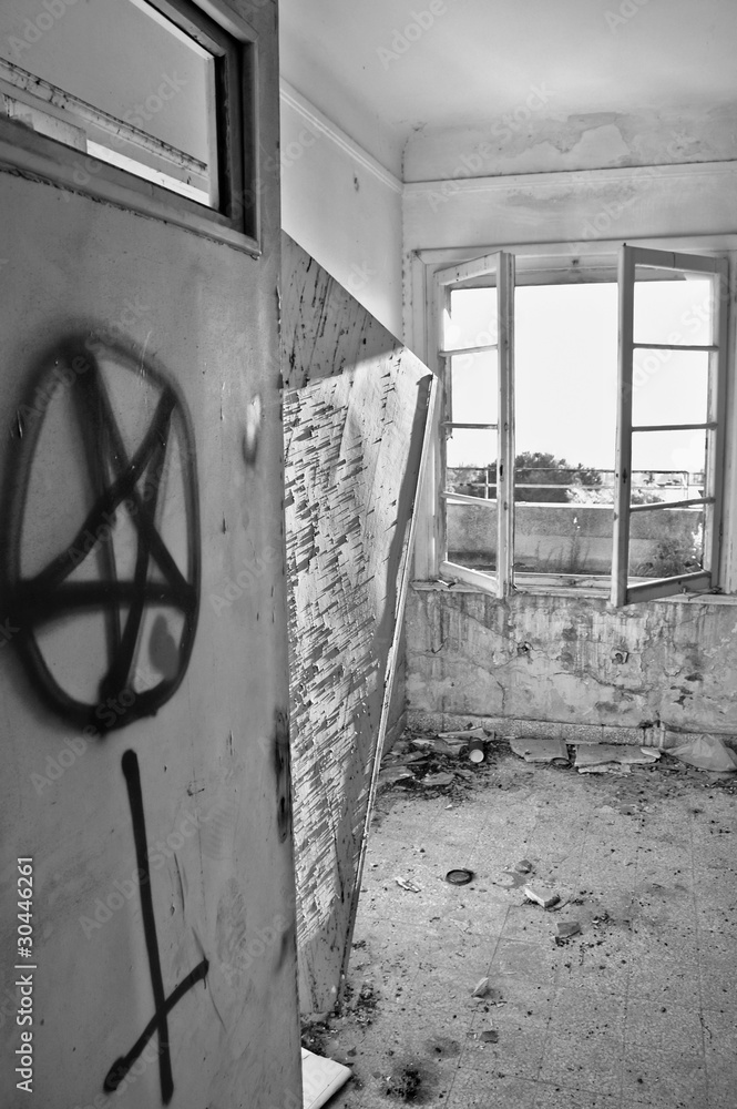 Foto de satanic symbols on the door of an abandoned house do Stock ...