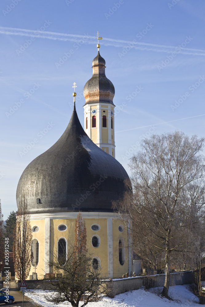 kirche mit zwiebelturm in oberbayern Stock-Foto | Adobe Stock