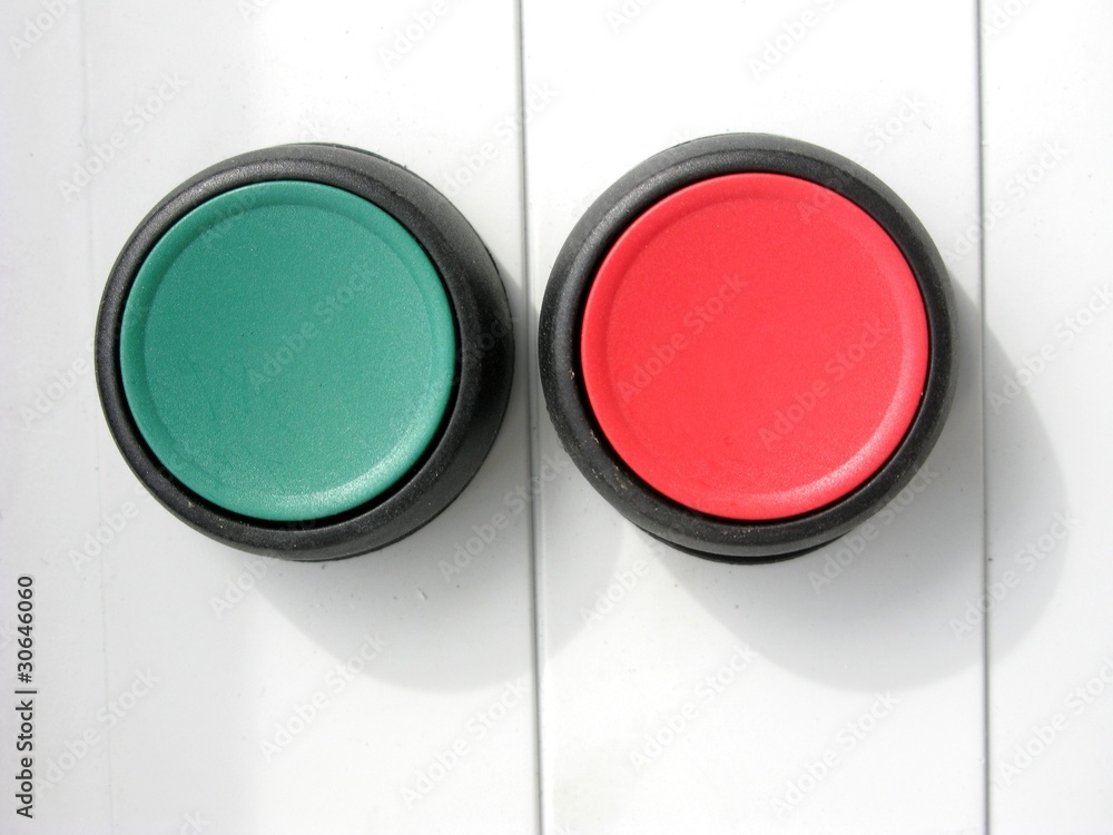 Grüner und roter Knopf - Ein / Aus Steuerung Stock-Foto | Adobe Stock