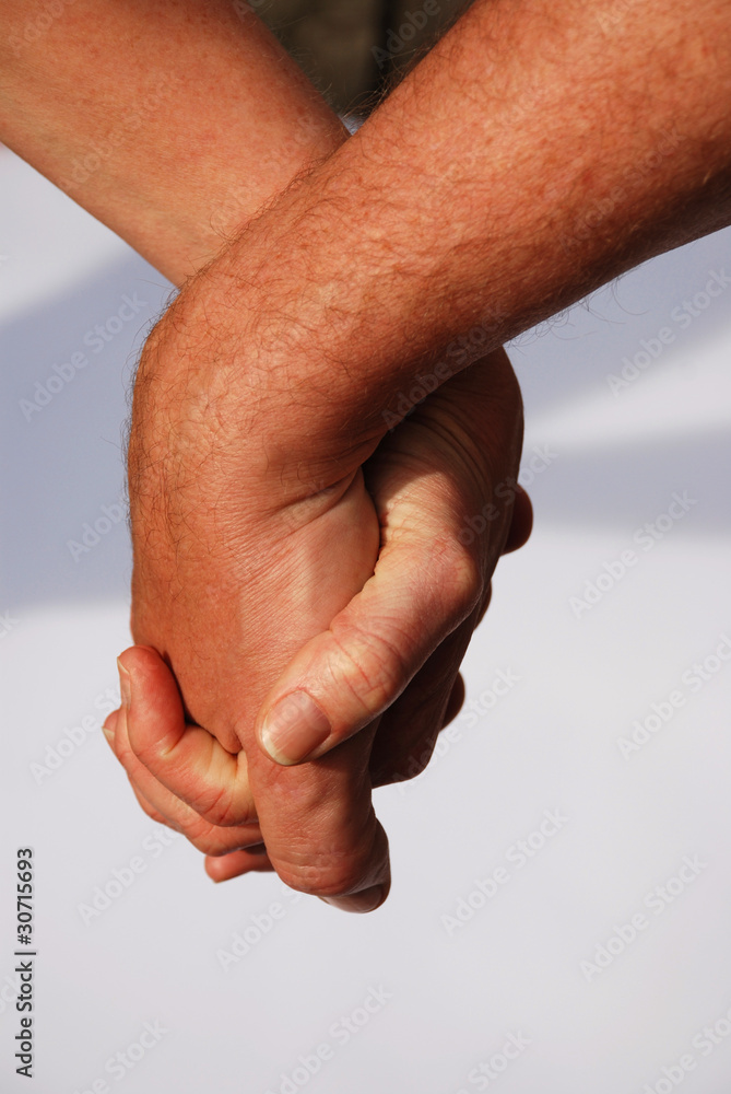 Hände halten sich aneinander fest Stock-Foto | Adobe Stock