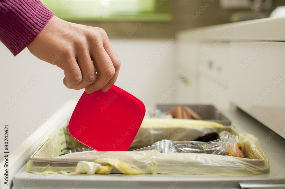 müll wegwerfen im haushalt Stock-Foto | Adobe Stock