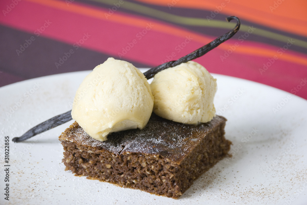 boules de glace vanille sur gâteau au chocolat Photos | Adobe Stock