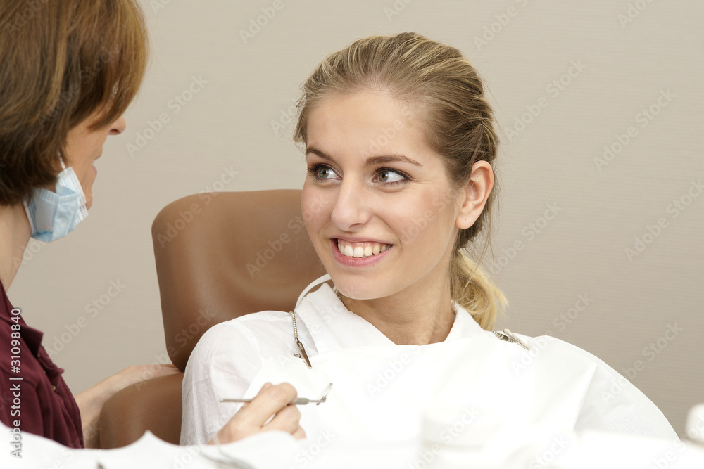 Junge Frau beim Zahnarzt Stock-Foto | Adobe Stock