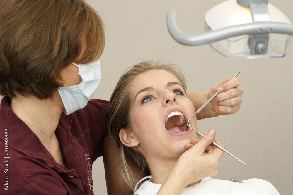 Junge Frau beim Zahnarzt Stock-Foto | Adobe Stock