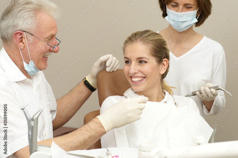 Lachende Patientin beim Zahnarzt Stock Photo | Adobe Stock