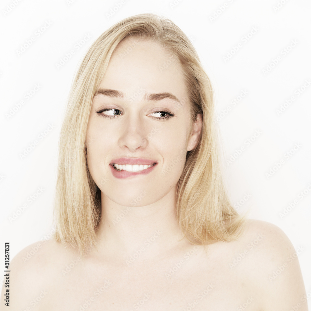 Frau beißt sich auf die Lippe foto de Stock | Adobe Stock