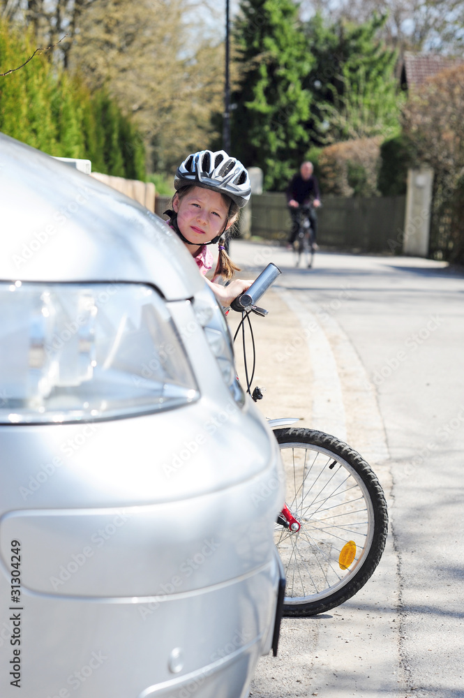 Kind hinter Auto Stock-Foto | Adobe Stock