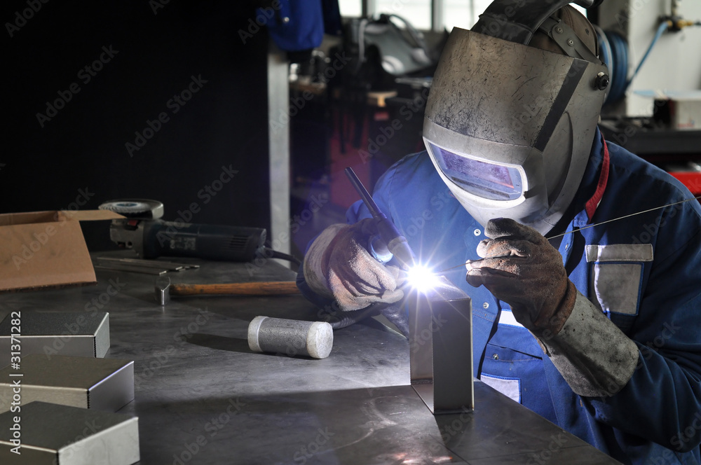 welding operator industry // Facharbeiter Metallbau schweißen Stock ...