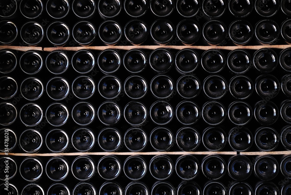 Bouteilles de vin rouge, cave, Chateau de Saint Emilion Stock Photo ...