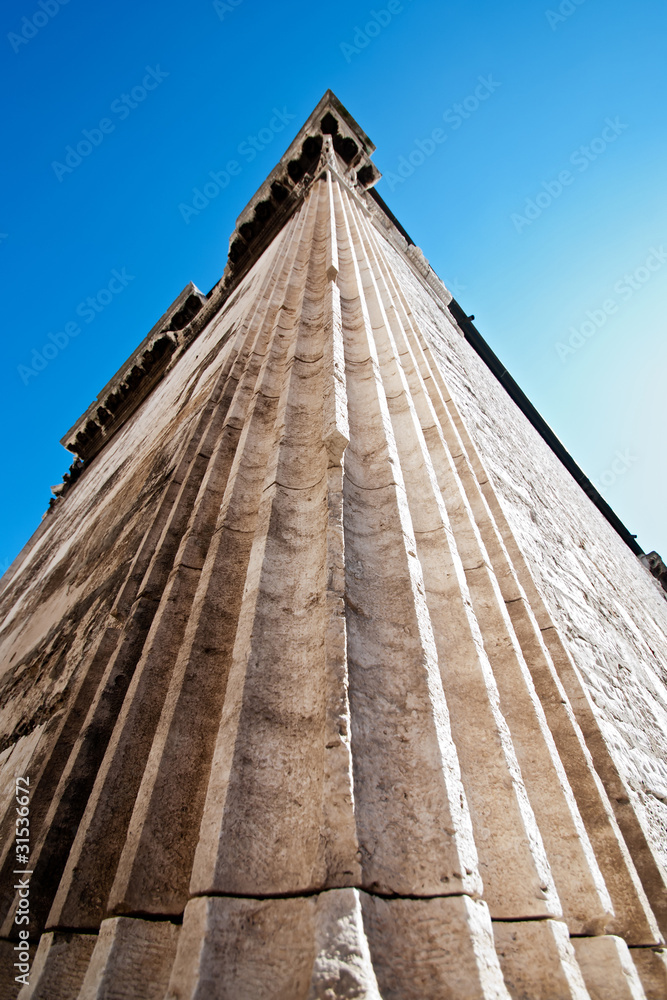 Kanneluren eines antiken Pfeilers Stock-Foto | Adobe Stock