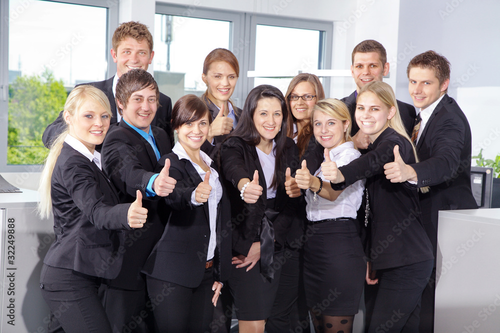 Mitarbeiter im Büro Daumen hoch Stock-Foto | Adobe Stock