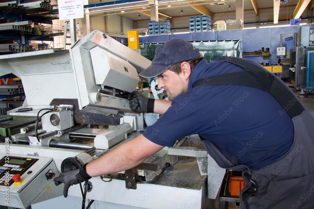 Fachkraft im metallverarbeitenden Gewerbe Stock-Foto | Adobe Stock