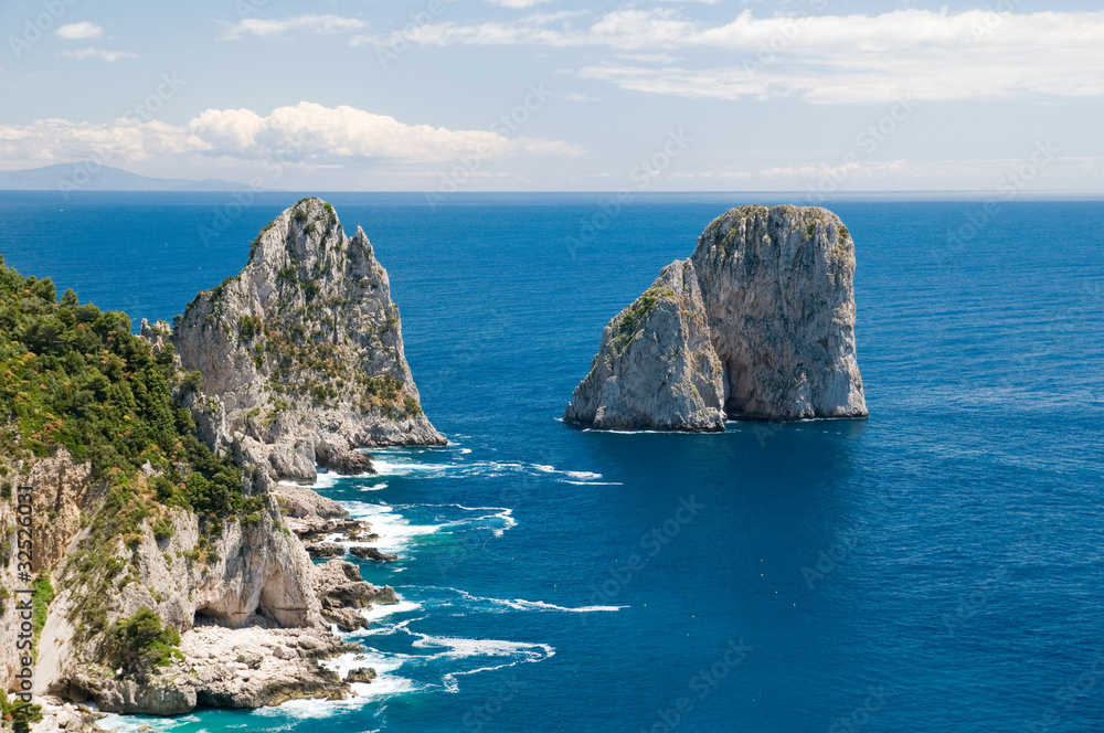 Foto Stock Capri, i faraglioni | Adobe Stock