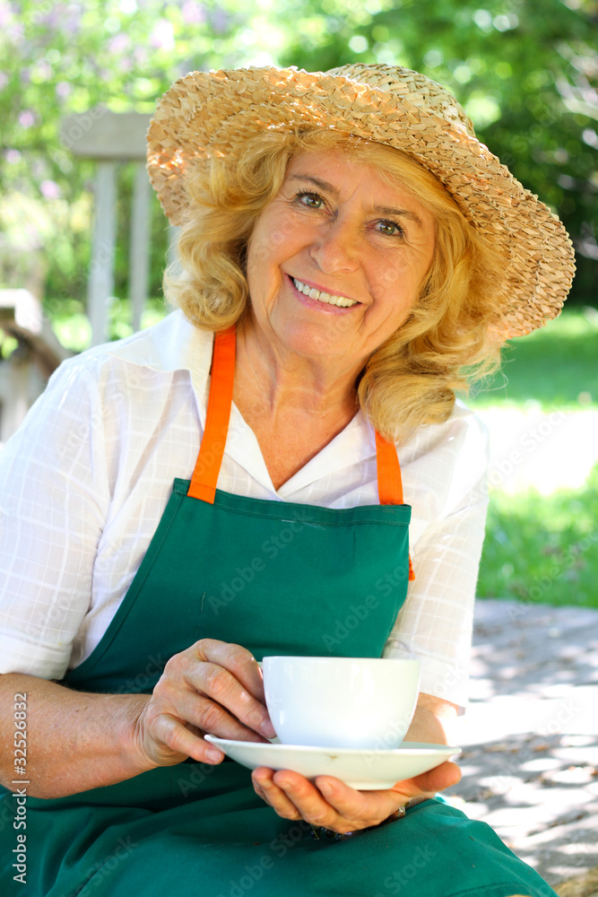 Rentnerin im Garten Stock-Foto | Adobe Stock