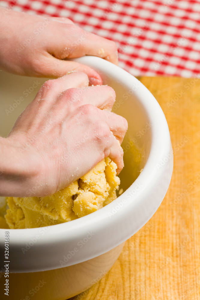 Hände kneten Plätzchenteig Stock Photo | Adobe Stock