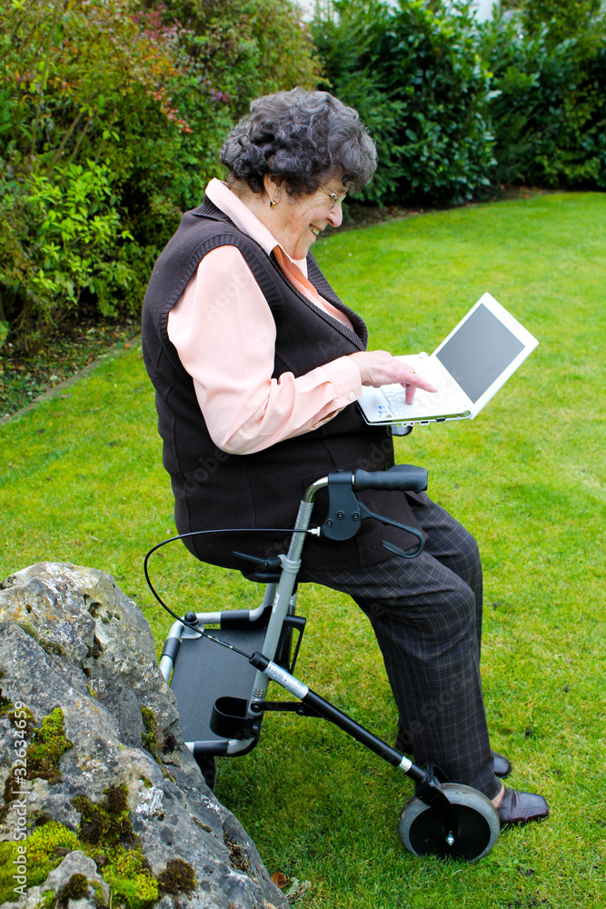 Oma Rollator Lapotop Stock-Foto | Adobe Stock