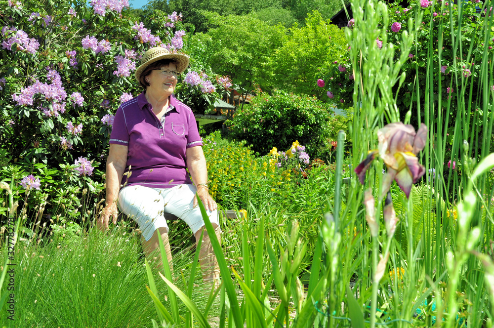 Wunderschne Nackte Oma Im Garten Bild