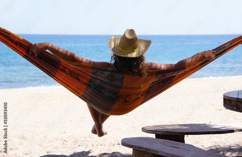 HOMBRE DESCANSANDO EN UNA HAMACA foto de Stock | Adobe Stock