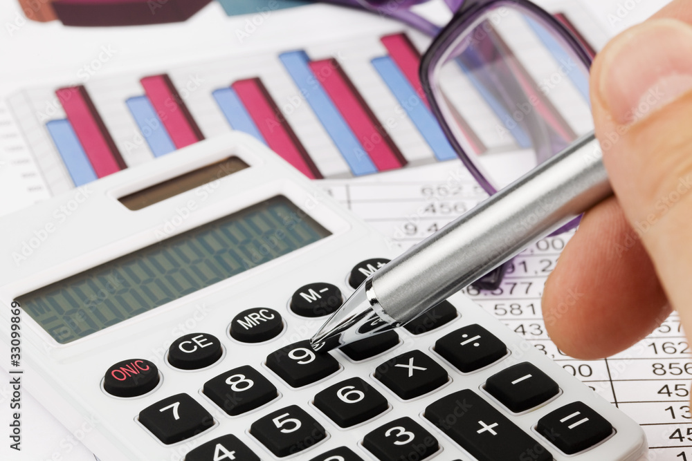 Taschenrechner und Grafiken einer Bilanz Stock-Foto | Adobe Stock