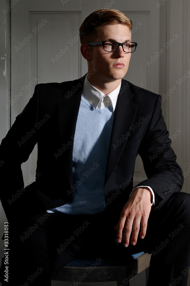 Junger Mann in Anzug Stock-Foto | Adobe Stock