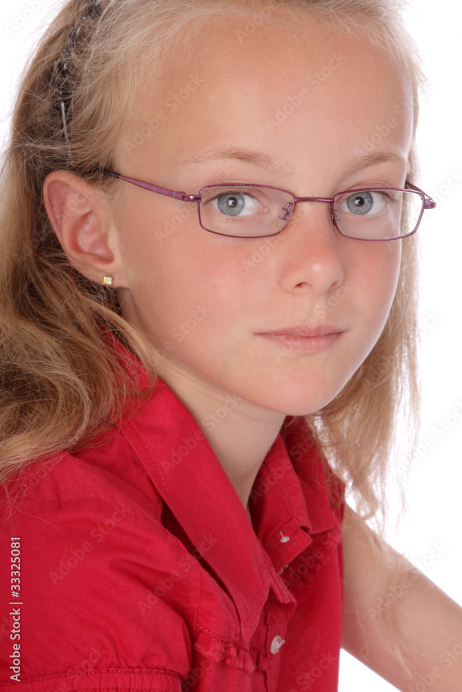portrait de fillette blonde avec lunettes Photos | Adobe Stock