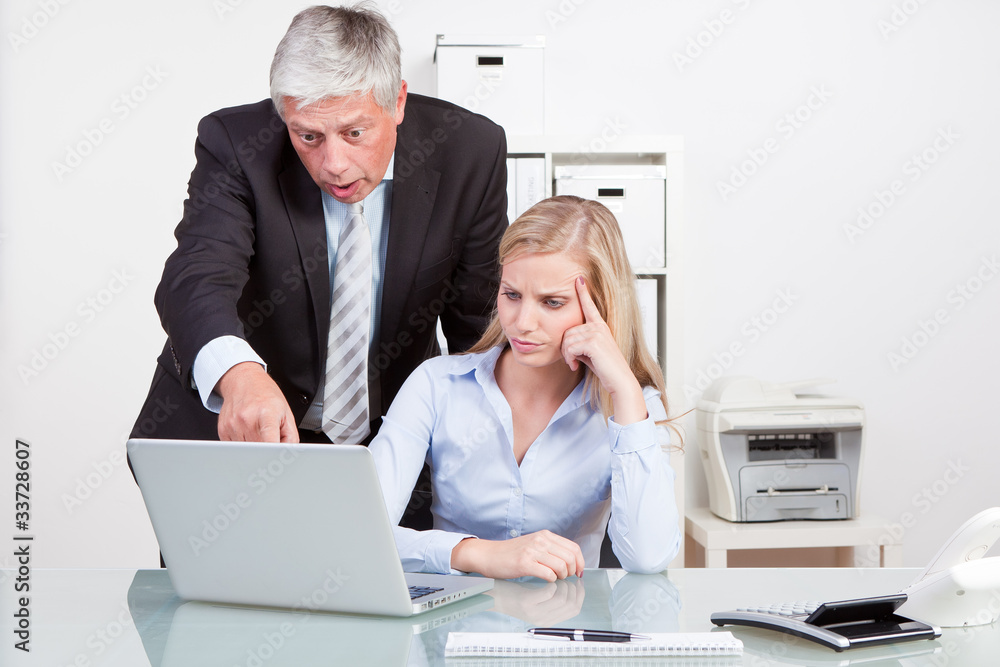 chef belehrt die angestellte Stock-Foto | Adobe Stock