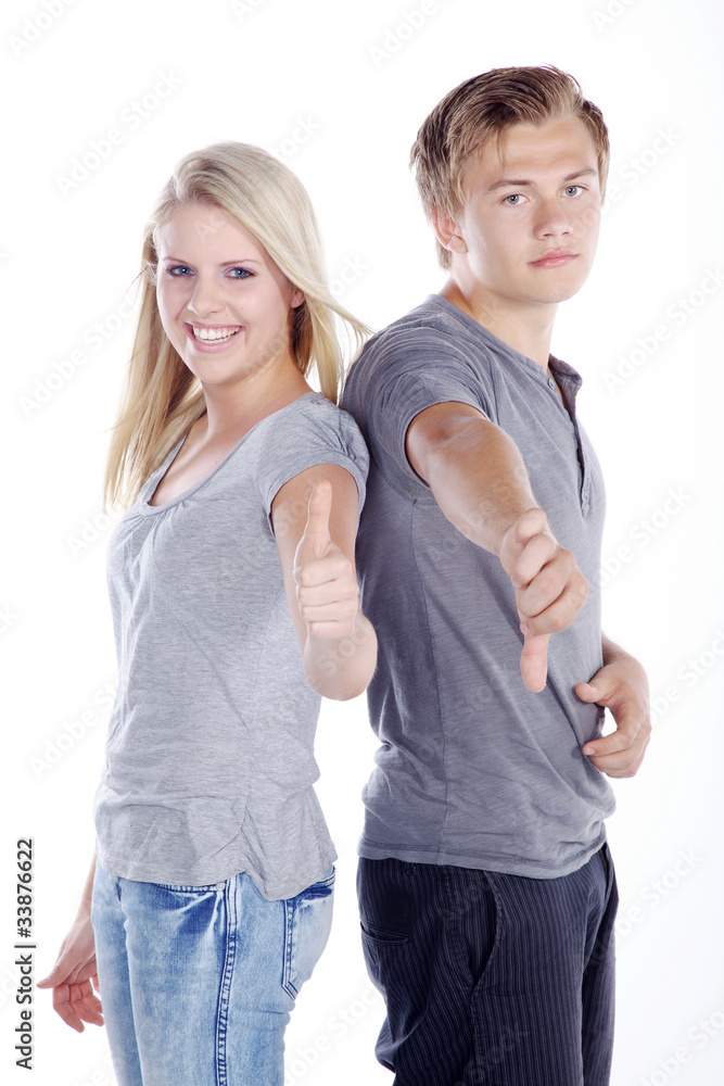Pärchen hält Daumen hoch und runter Porträt Stock Photo | Adobe Stock