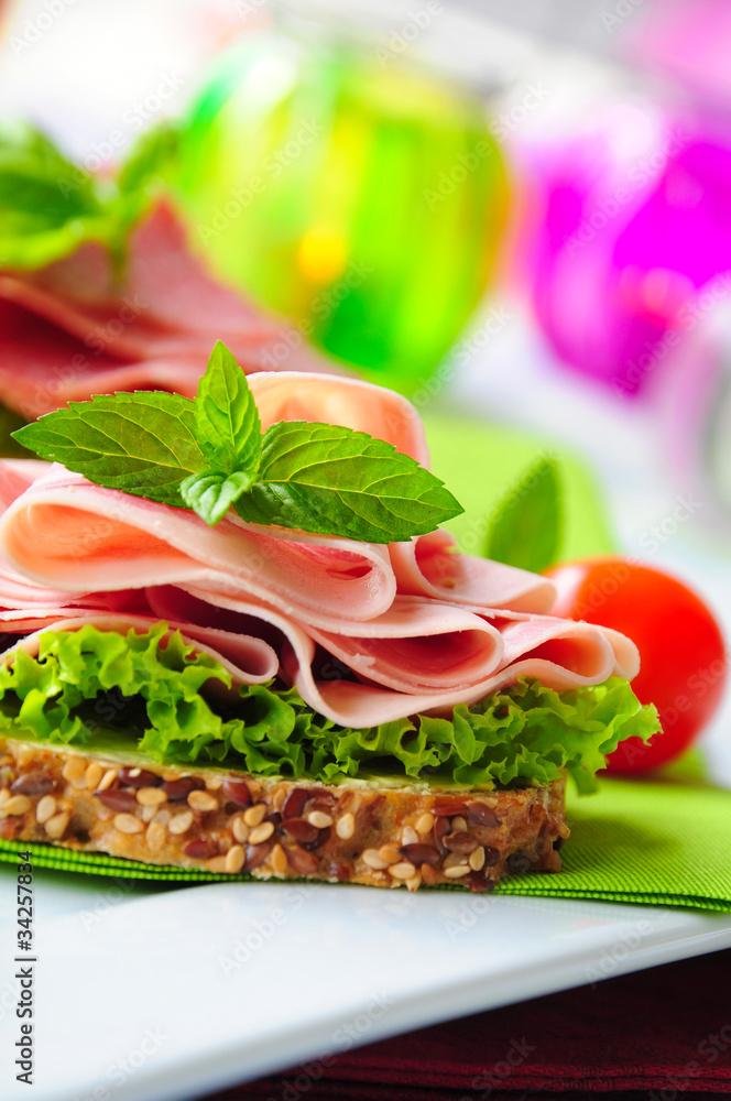 Saftiges Wurstbrot mit frischem Salat Stock-Foto | Adobe Stock