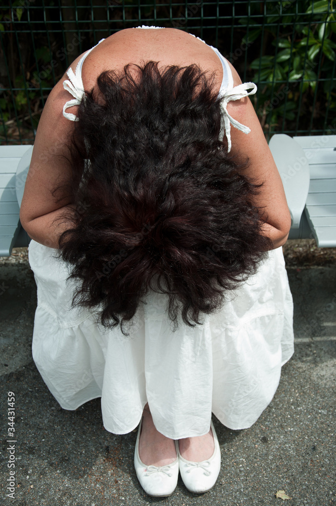femme recroquevillée Photos | Adobe Stock