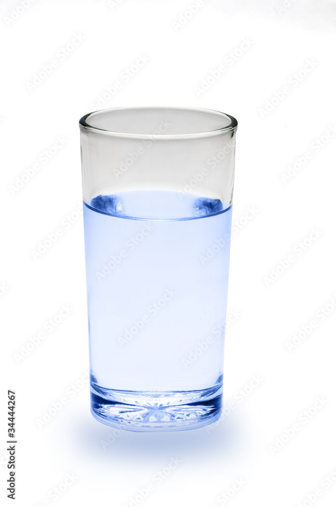 Vaso de agua en fondo blanco Stock Photo | Adobe Stock Vaso de agua en fondo blanco Stock Photo | Adobe Stock