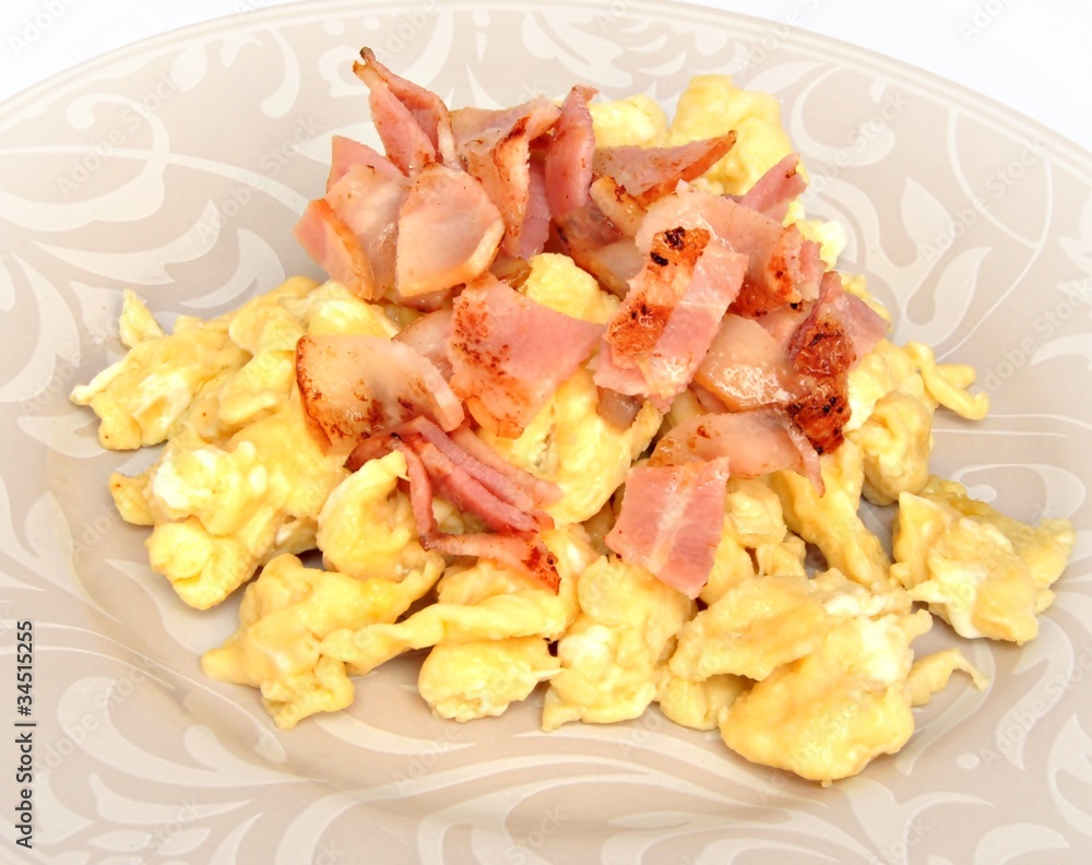 Huevos revueltos con bacon foto de Stock | Adobe Stock